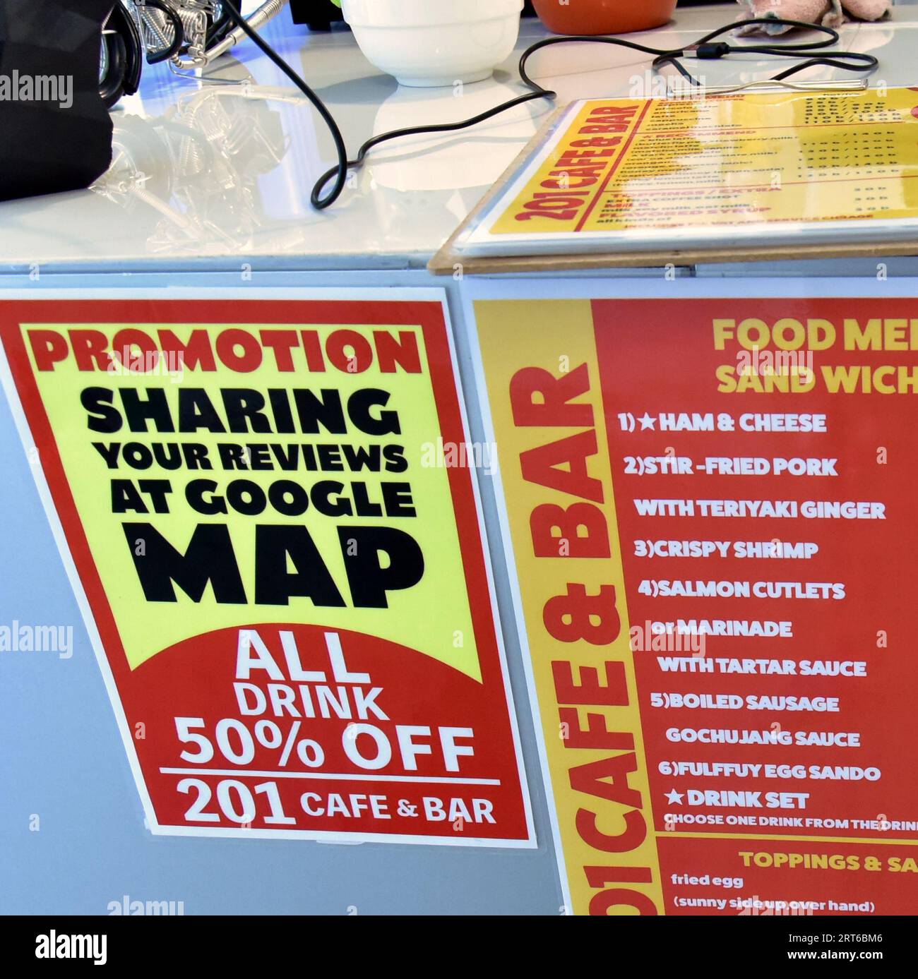 Share your reviews by google map hi-res stock photography and images ...