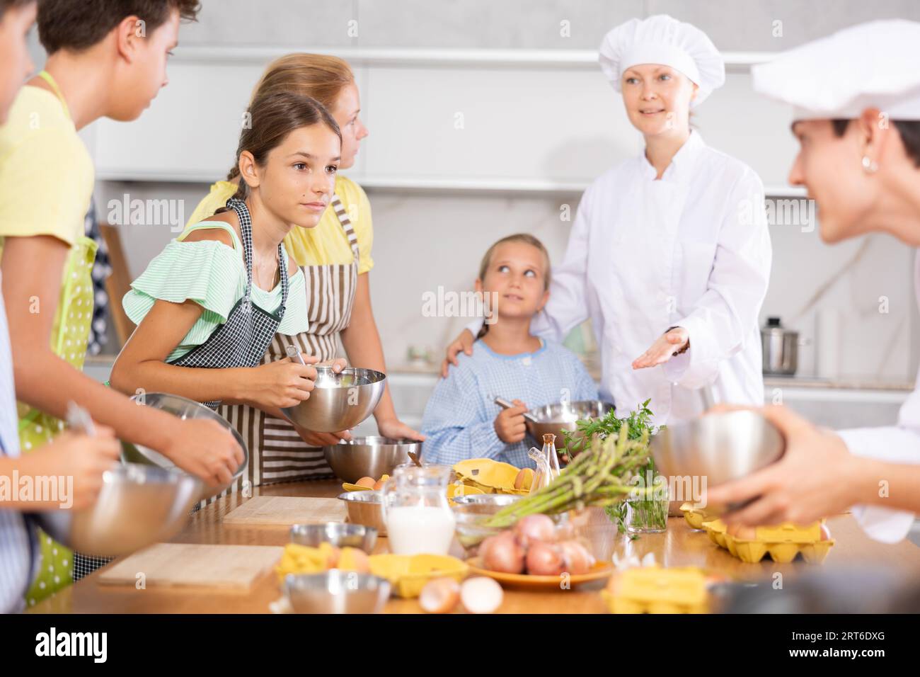 Teenage cooking skills hi-res stock photography and images - Alamy