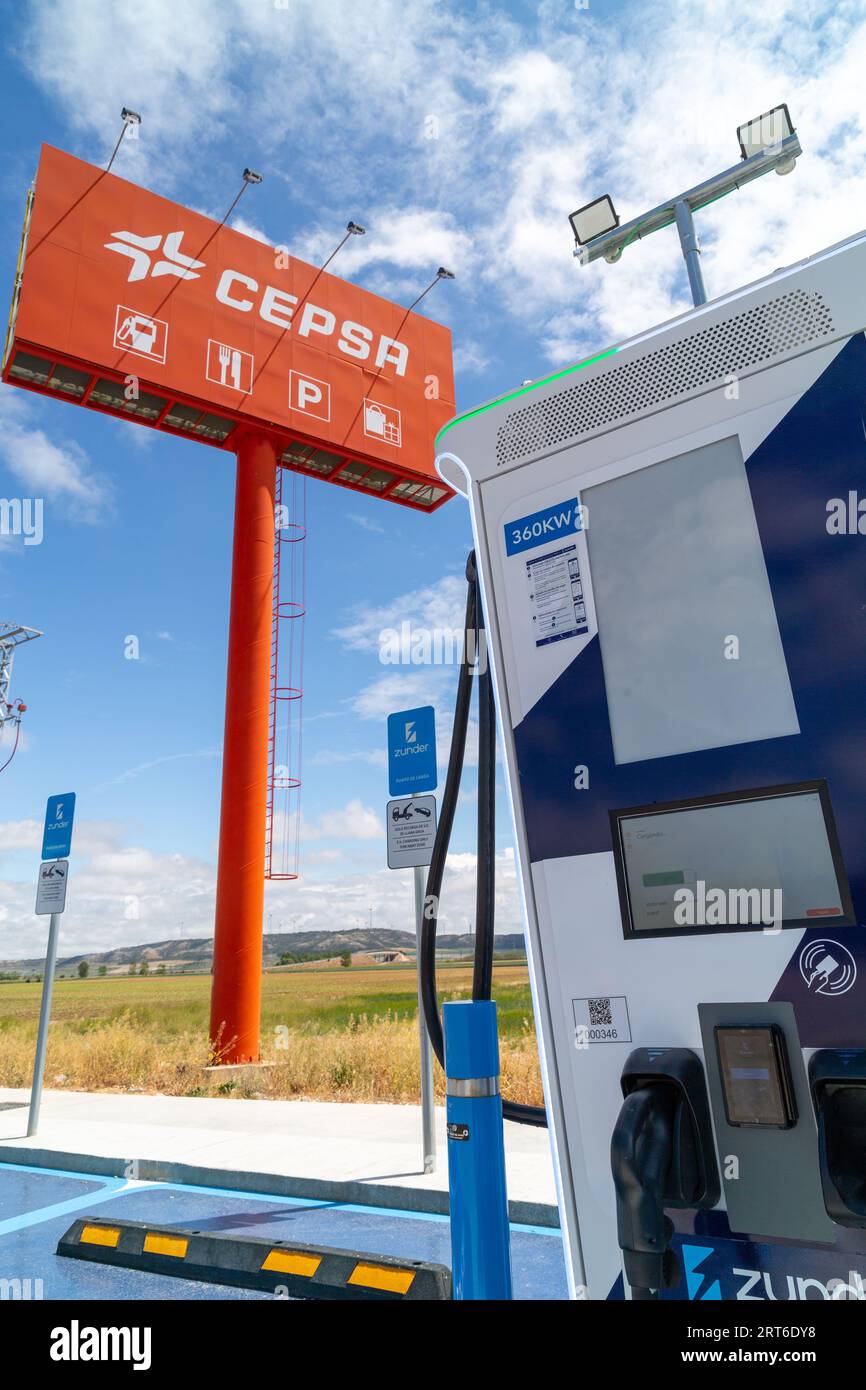 Zunder EV charging station, Torquemada Spain Stock Photo - Alamy