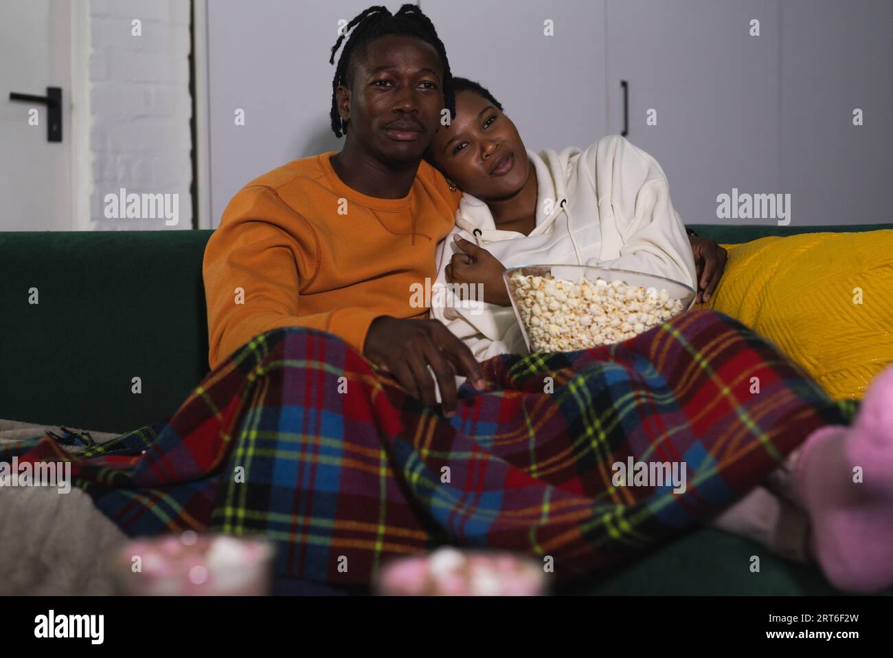 African american family watching tv hi-res stock photography and images - Alamy