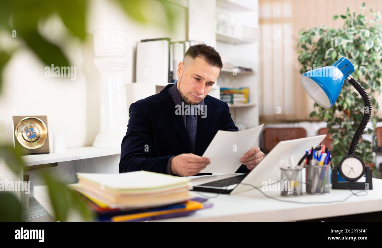 Angry male manager experiencing emotions in office Stock Photo - Alamy