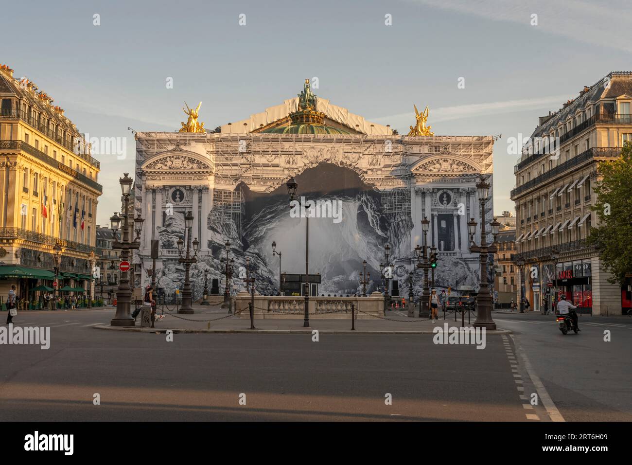 Paris, France - 09 10 2023: Boulevard Haussmann. Facade of the Paris ...