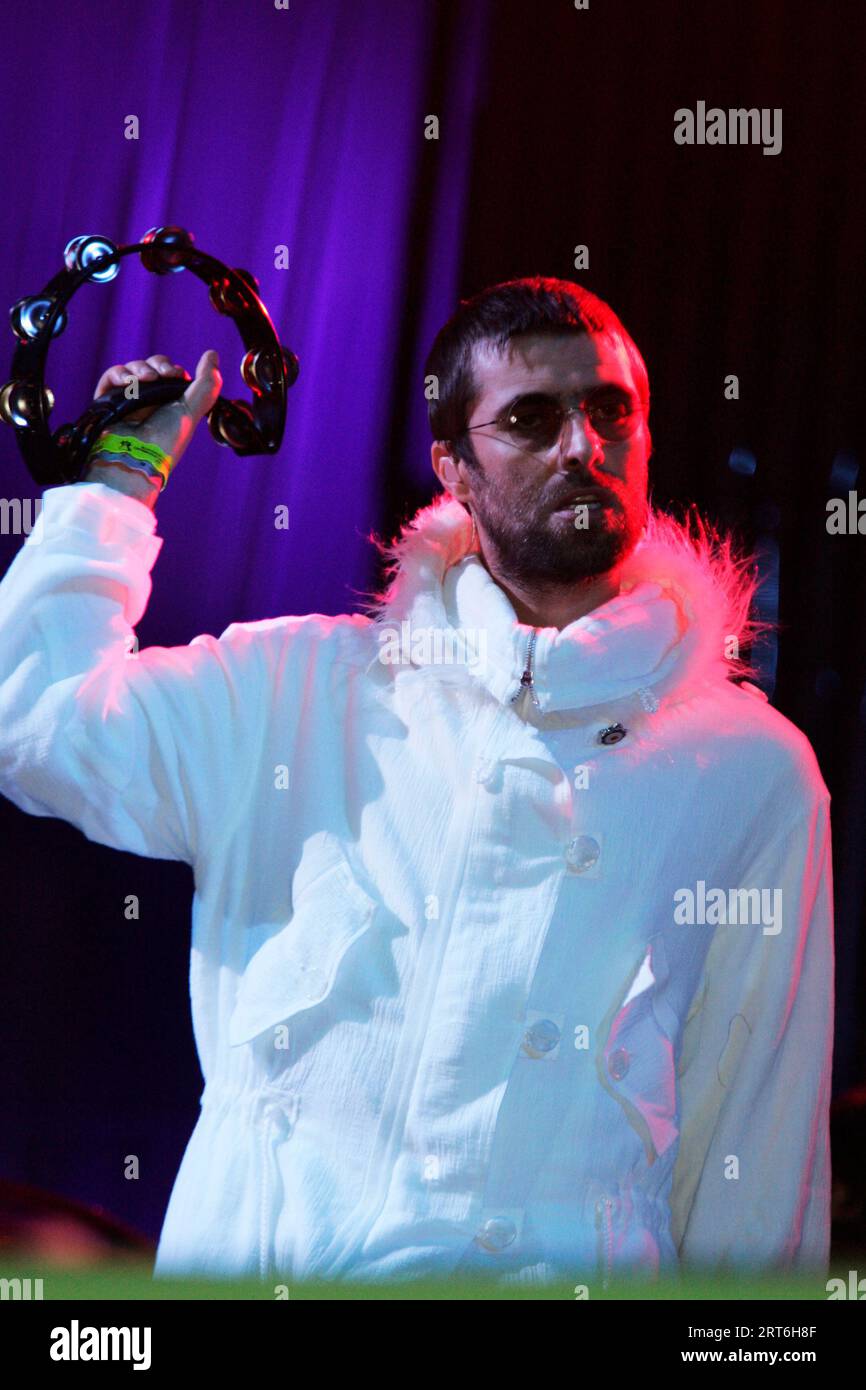 Oasis performing at Glastonbury Festival in 2004 Stock Photo - Alamy