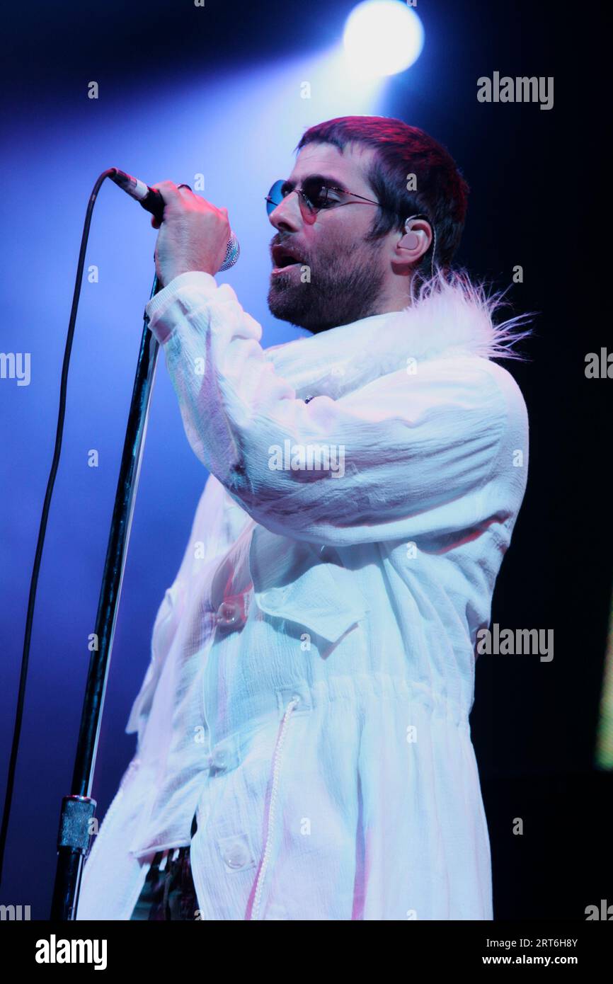 Oasis performing at Glastonbury Festival in 2004 Stock Photo - Alamy