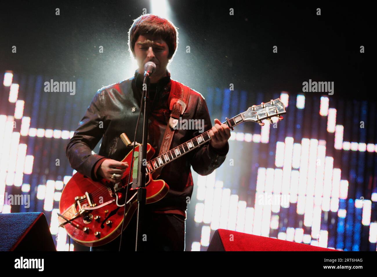 Oasis performing at Glastonbury Festival in 2004 Stock Photo - Alamy