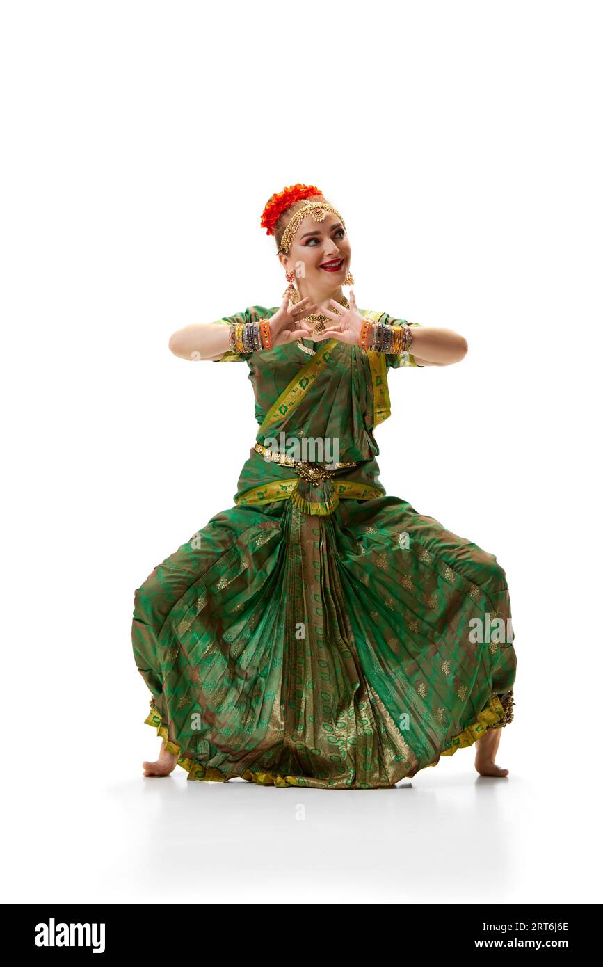 Indian dance pose. Beautiful woman in traditional indian dress dancing ...