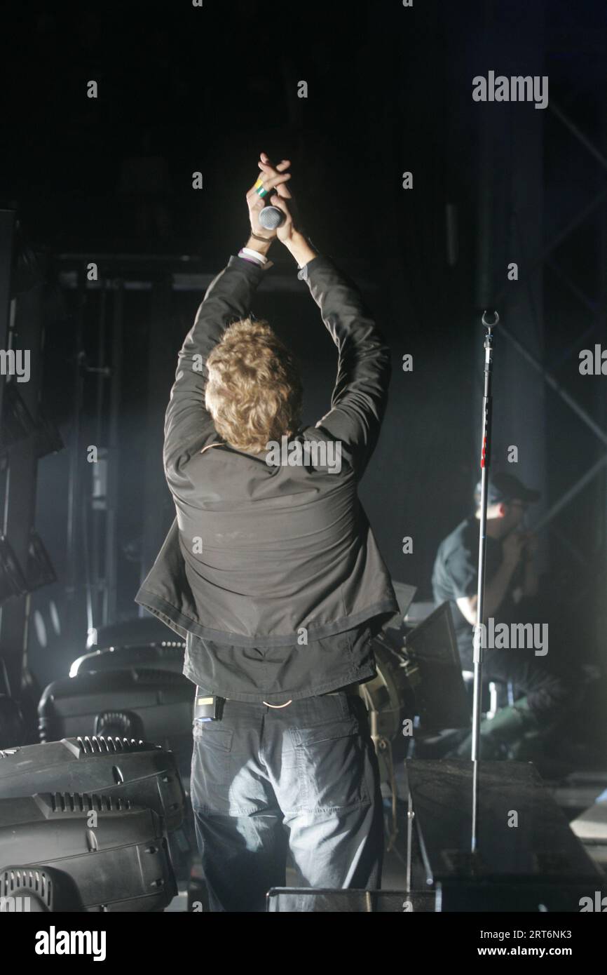 Coldplay performing at Glastonbury Festival in 2005 Stock Photo - Alamy