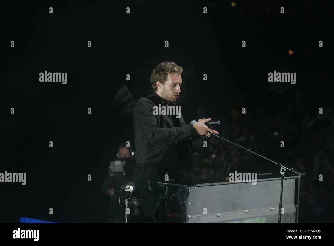 Coldplay performing at Glastonbury Festival in 2005 Stock Photo - Alamy