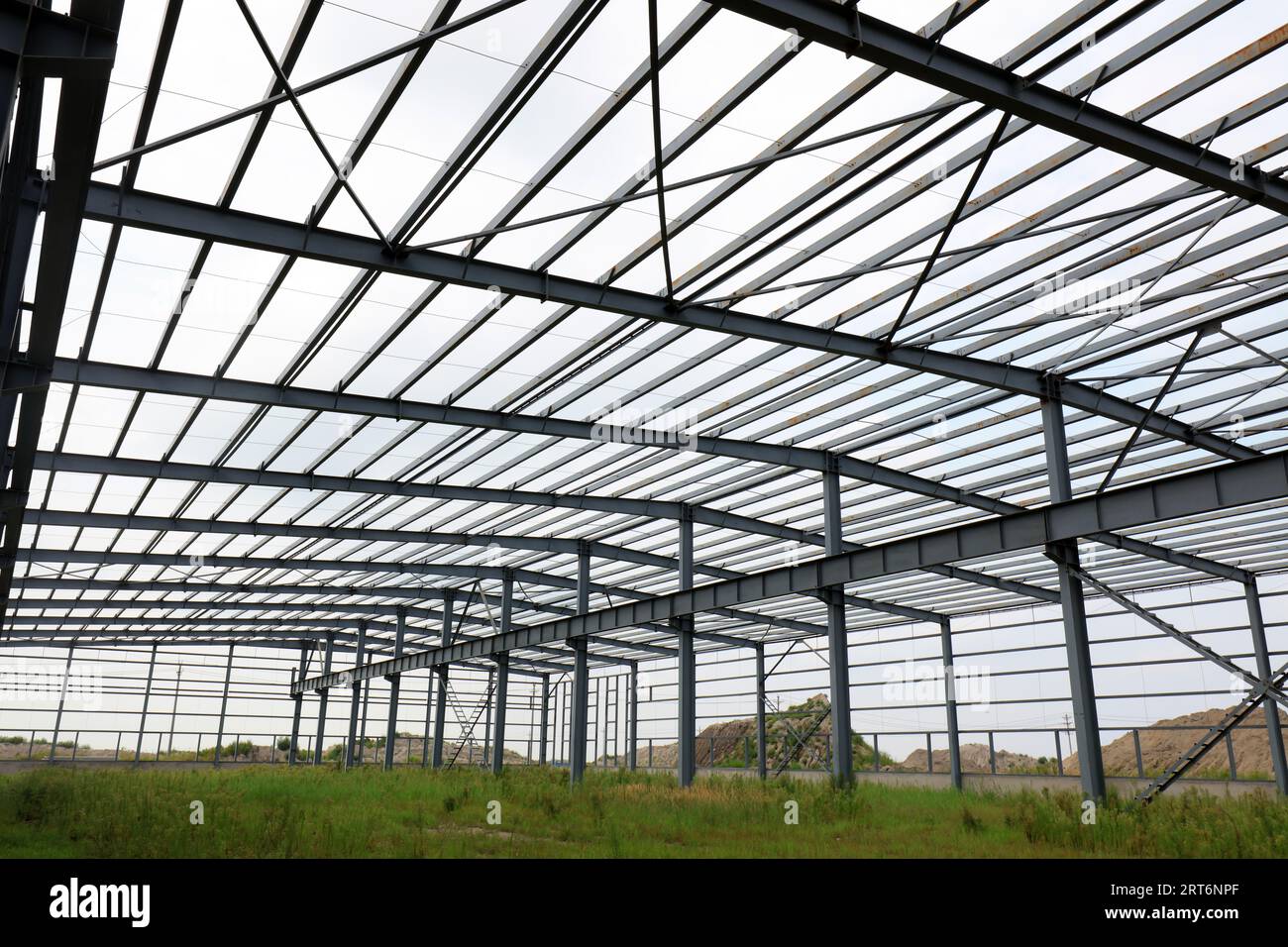 Steel frame of industrial factory building Stock Photo - Alamy
