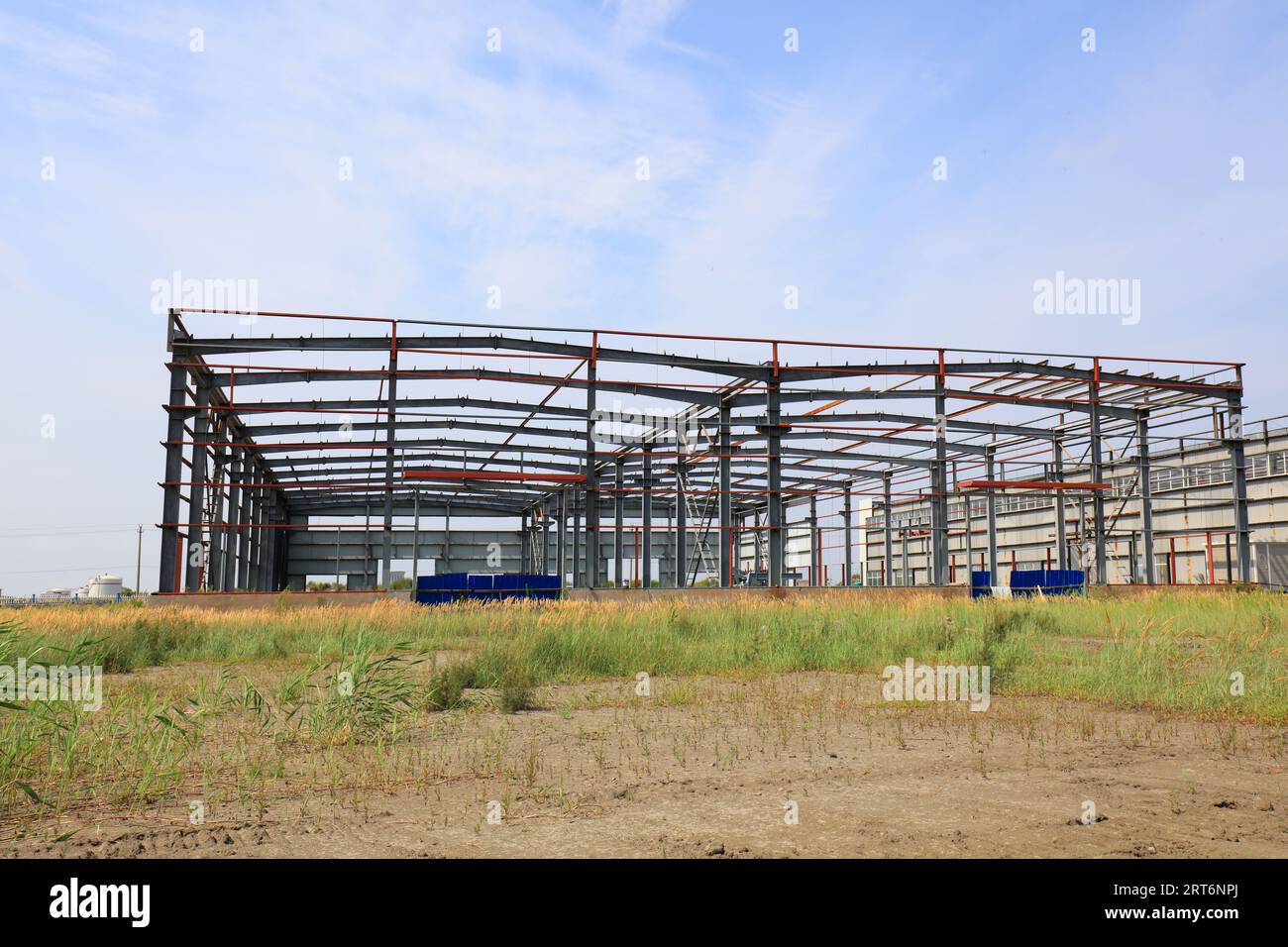 Steel frame of industrial factory building Stock Photo - Alamy