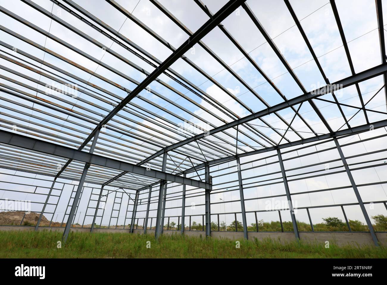 Steel frame of industrial factory building Stock Photo - Alamy