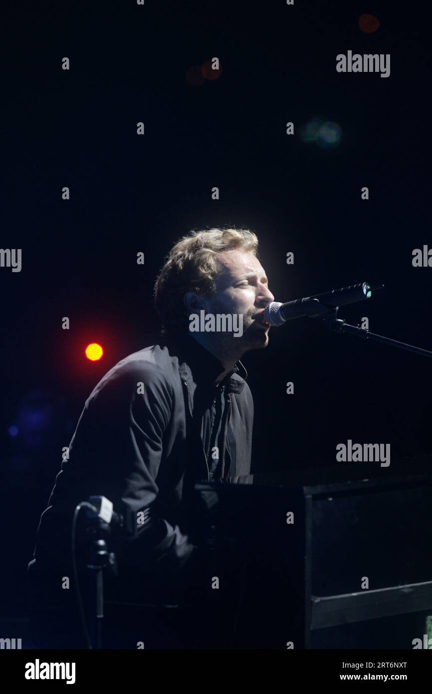 Coldplay performing at Glastonbury Festival in 2005 Stock Photo - Alamy