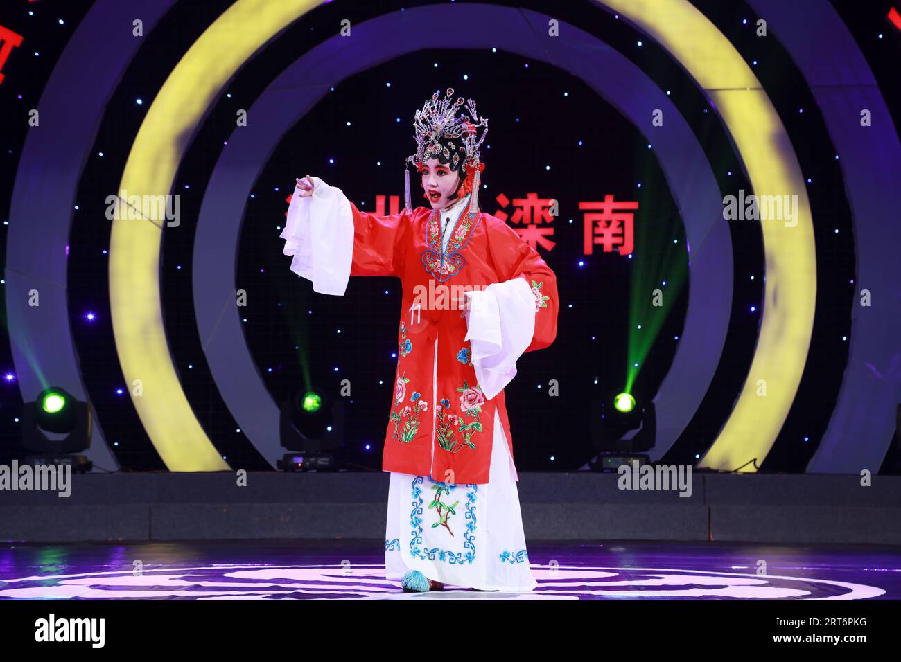 Chinese girl singing on stage hi-res stock photography and images - Alamy
