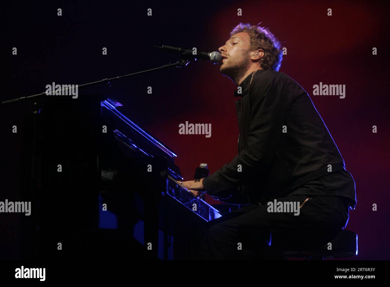 Coldplay performing at Glastonbury Festival in 2005 Stock Photo - Alamy