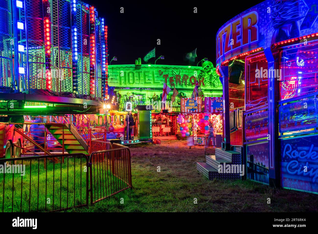 Carnival ride night time flashing hi-res stock photography and images ...