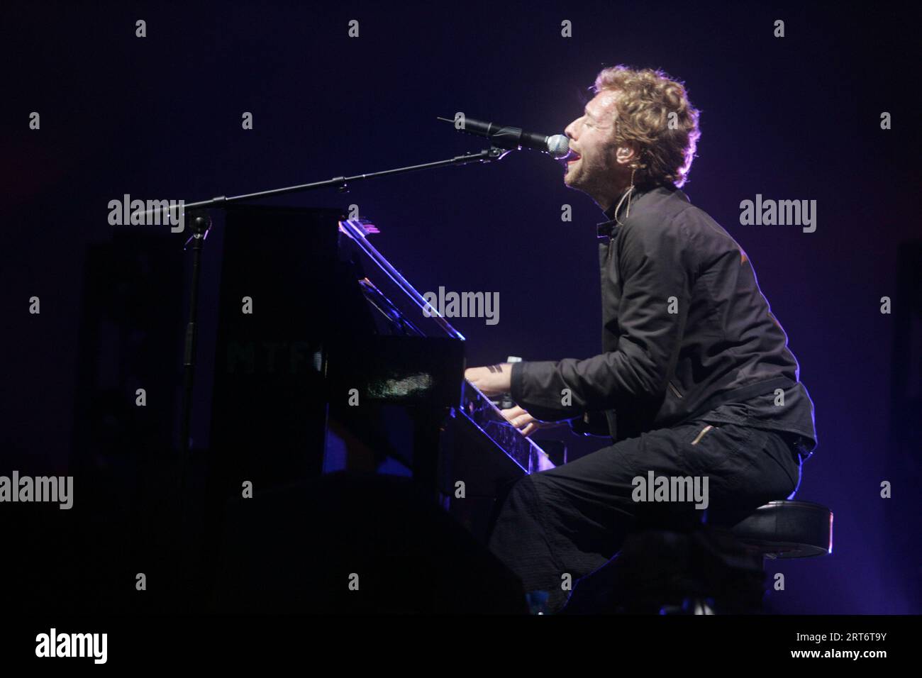 Coldplay performing at Glastonbury Festival in 2005 Stock Photo - Alamy