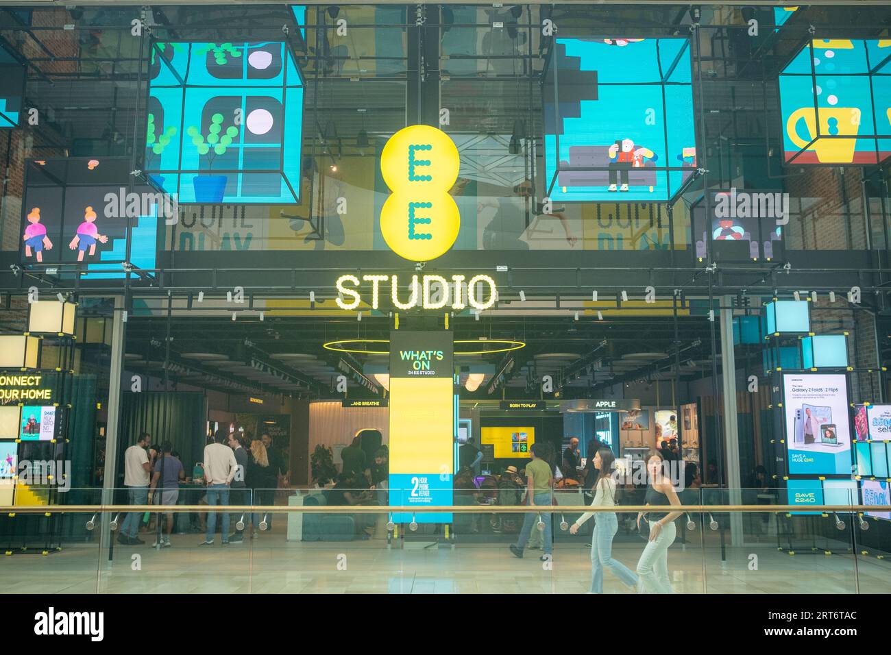 An ee store hi-res stock photography and images - Alamy