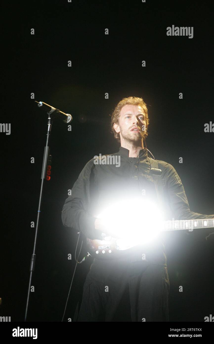 Coldplay performing at Glastonbury Festival in 2005 Stock Photo - Alamy