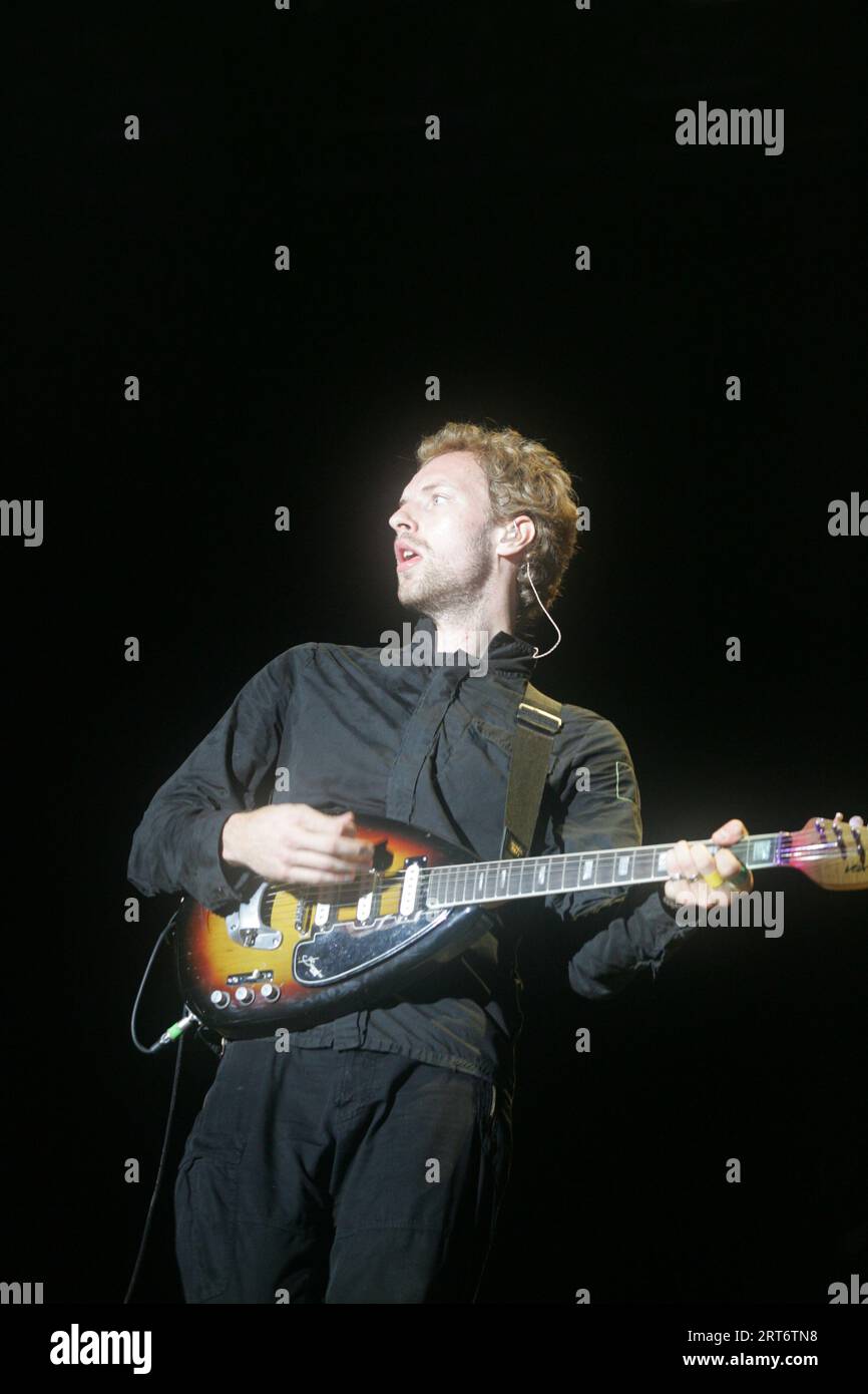 Coldplay performing at Glastonbury Festival in 2005 Stock Photo - Alamy