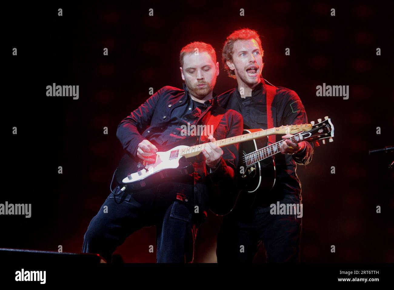 Coldplay performing at Glastonbury Festival in 2005 Stock Photo - Alamy