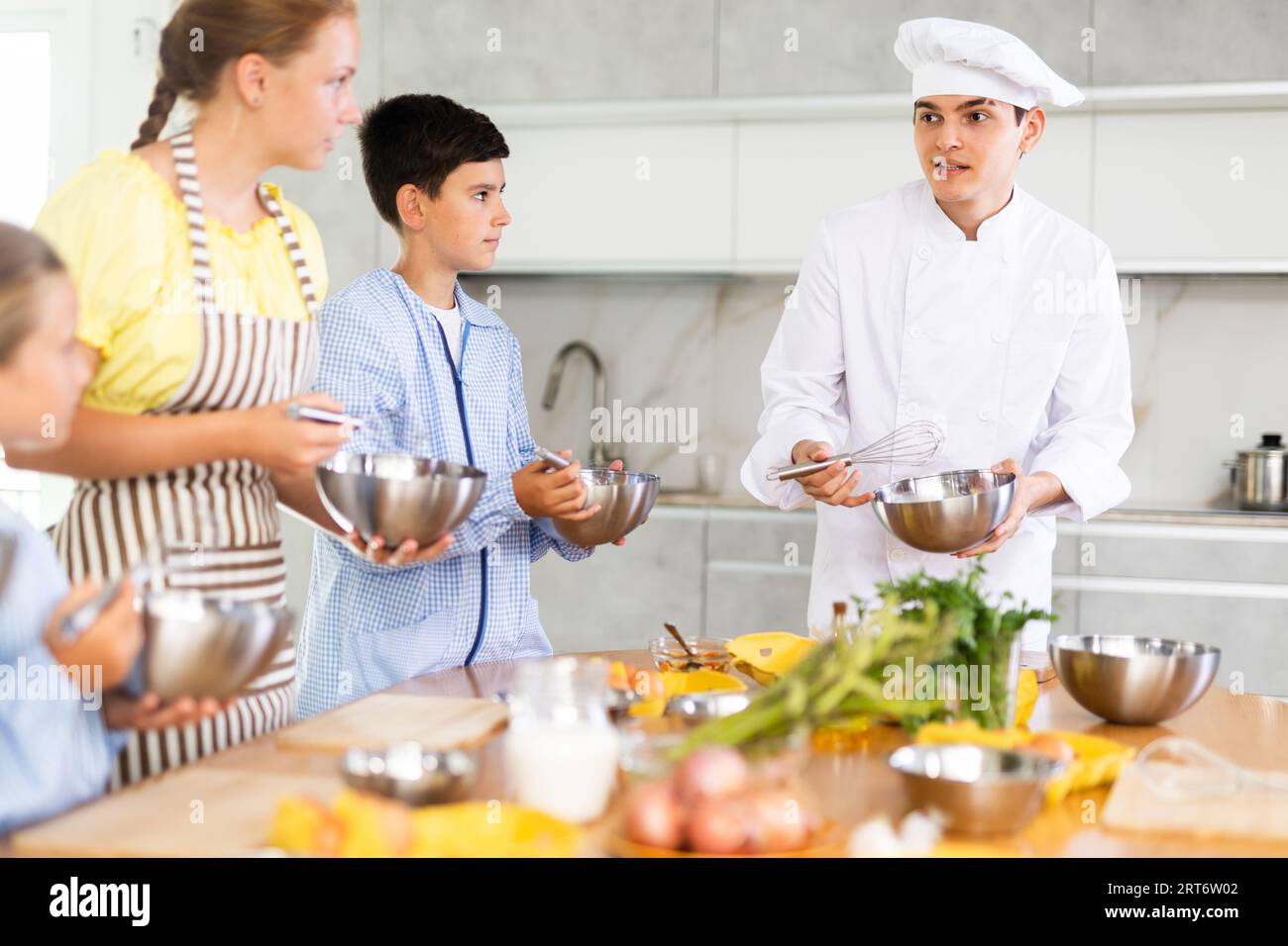 Cookery lesson (teacher) (children) hi-res stock photography and images ...