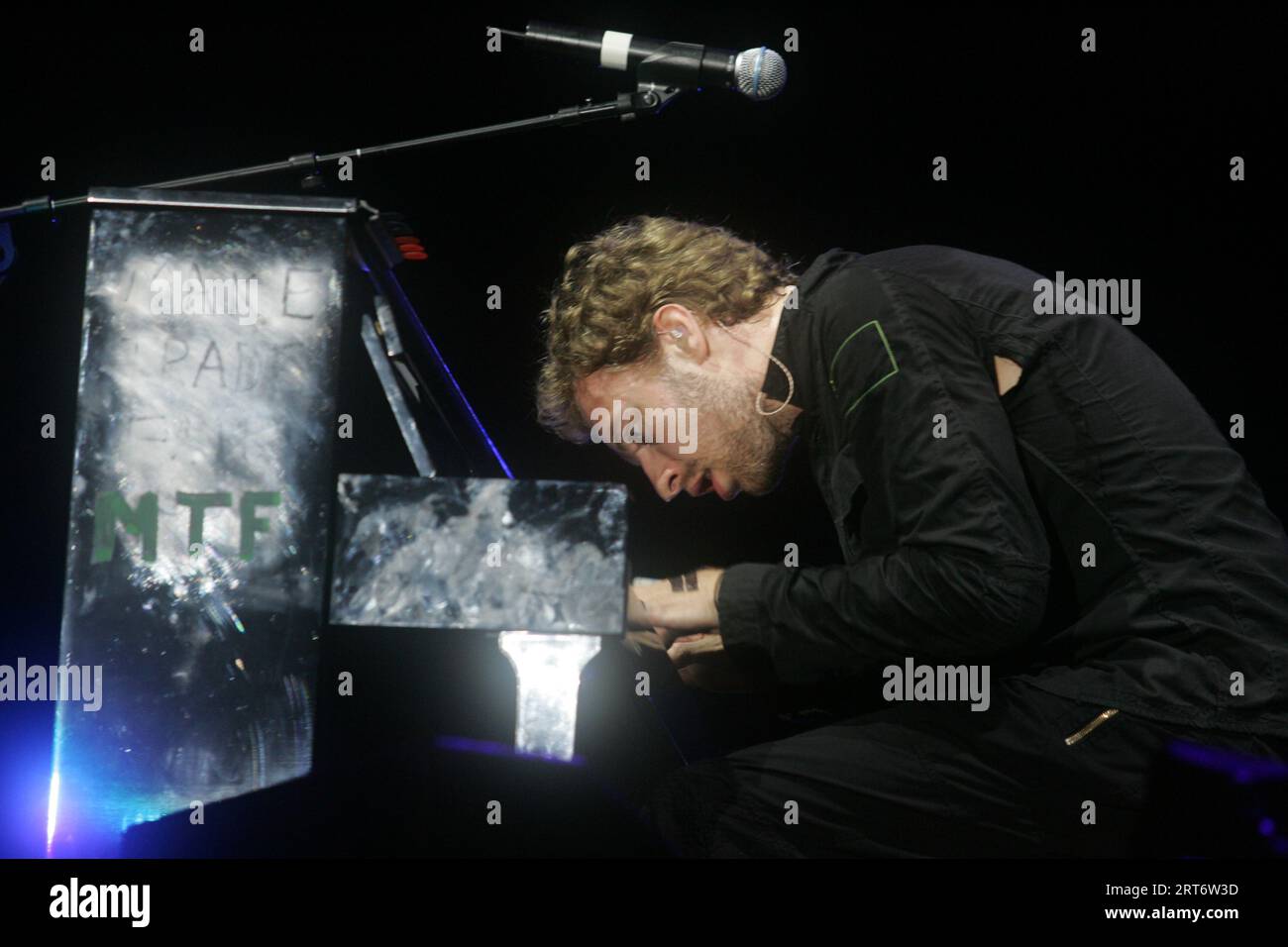 Coldplay performing at Glastonbury Festival in 2005 Stock Photo - Alamy