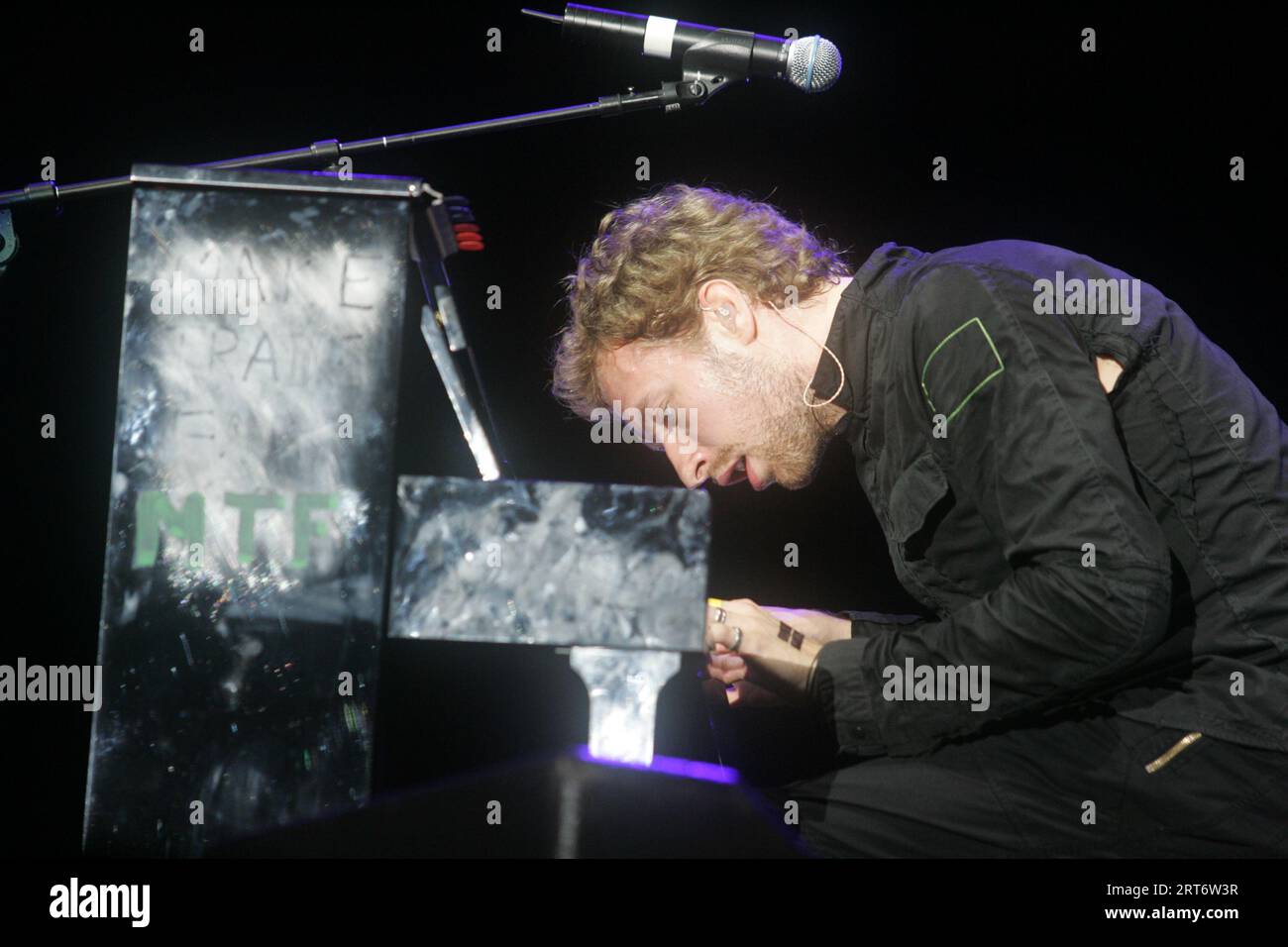 Coldplay performing at Glastonbury Festival in 2005 Stock Photo - Alamy