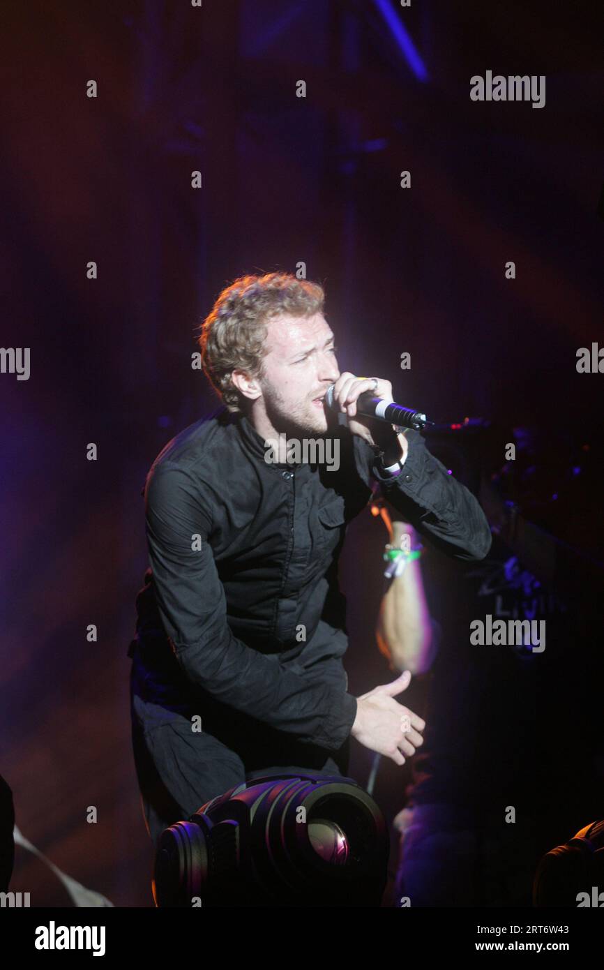Coldplay performing at Glastonbury Festival in 2005 Stock Photo - Alamy
