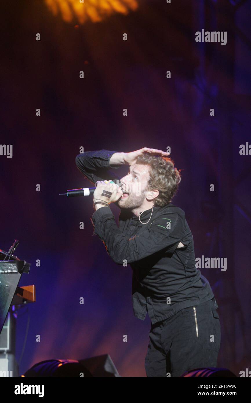 Coldplay performing at Glastonbury Festival in 2005 Stock Photo - Alamy