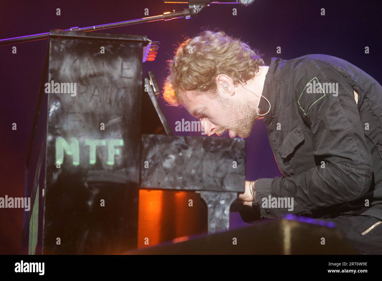 Coldplay performing at Glastonbury Festival in 2005 Stock Photo - Alamy