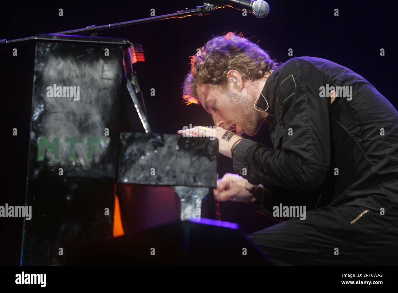 Coldplay performing at Glastonbury Festival in 2005 Stock Photo - Alamy