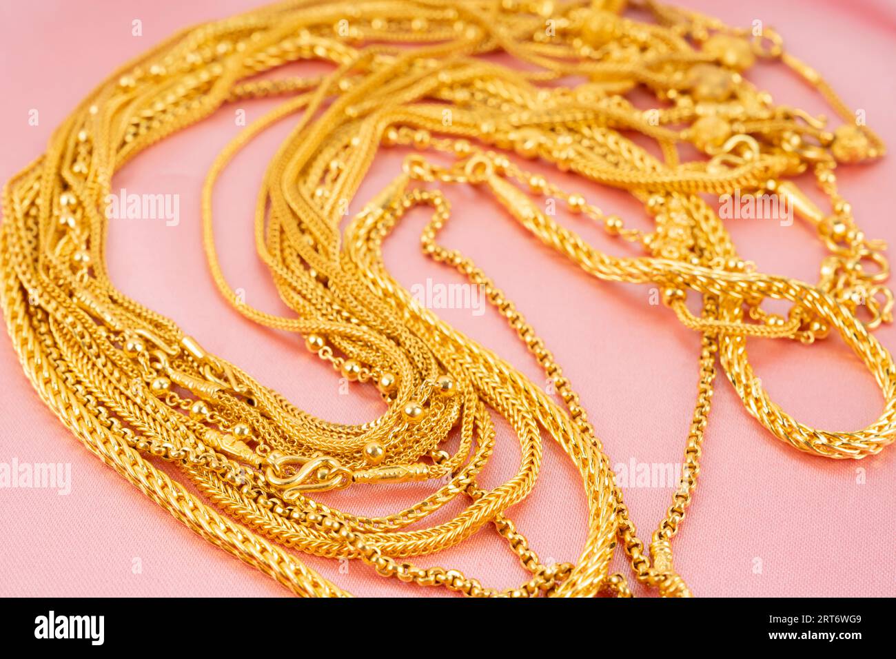 Gold necklaces hi-res stock photography and images - Alamy