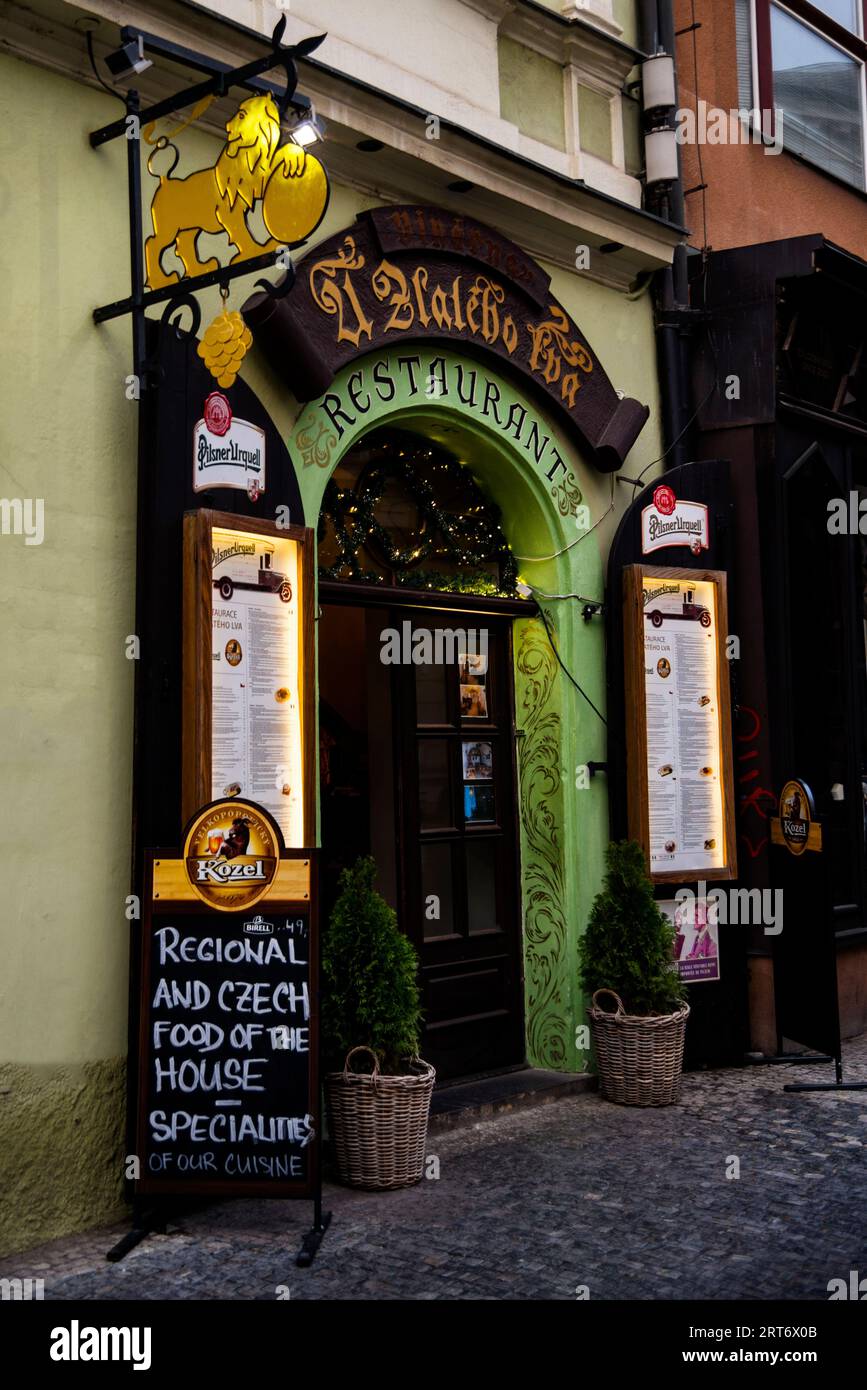 Dark beer duck roast hi-res stock photography and images - Alamy