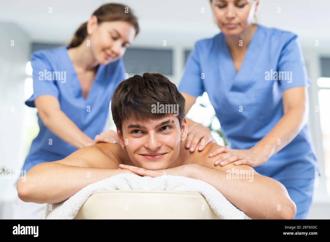 Masseurs table hi-res stock photography and images - Alamy