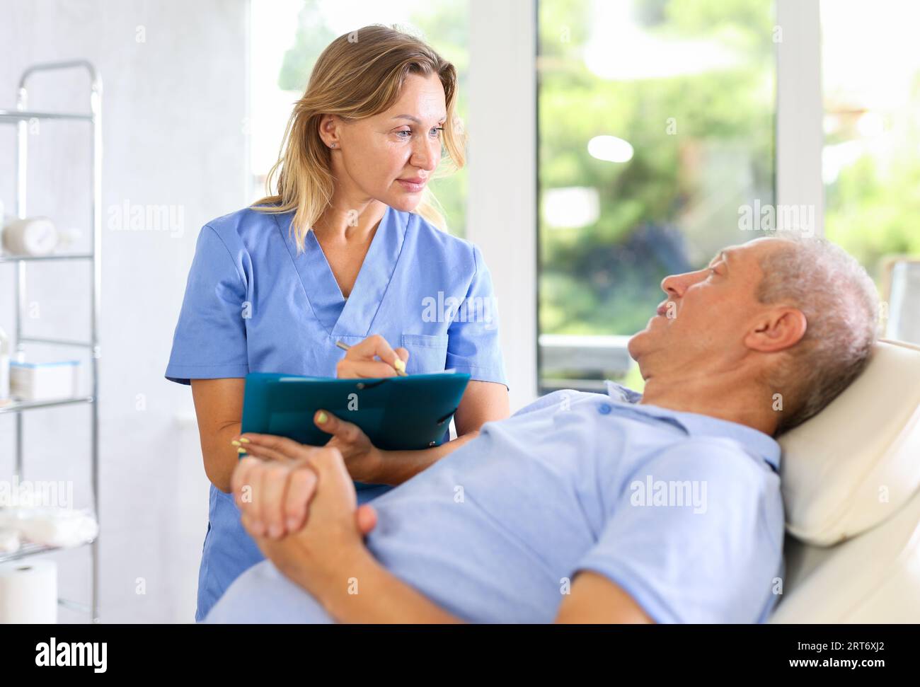 Signing doctor patient surgical hi-res stock photography and images - Alamy