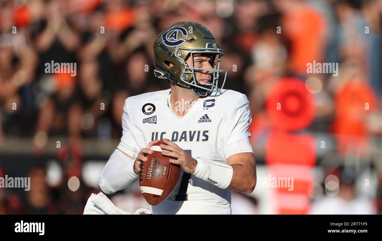 UC Davis quarterback Miles Hastings (7) plays during the first half of ...