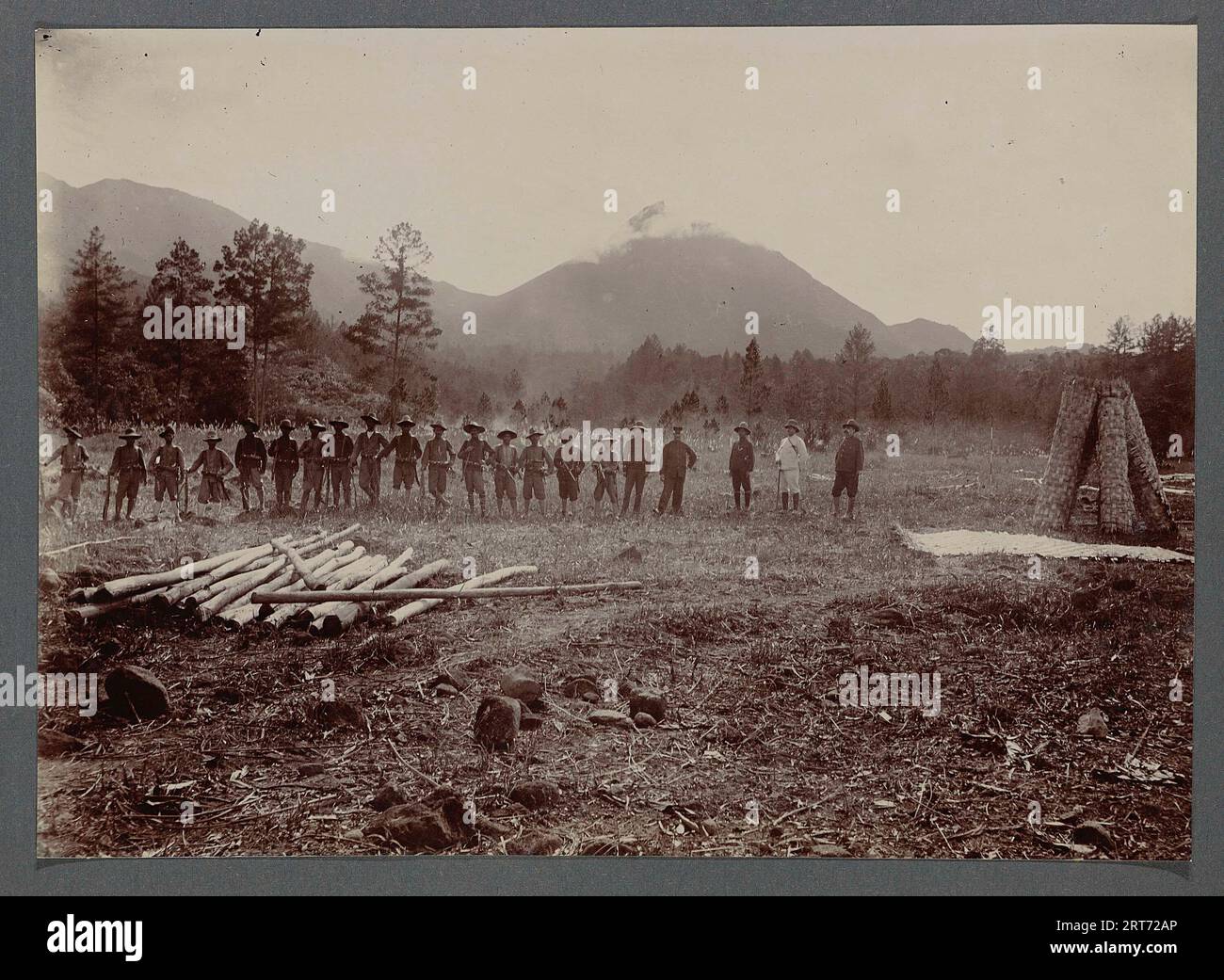 Soldiers posing for photographs hi-res stock photography and images - Alamy