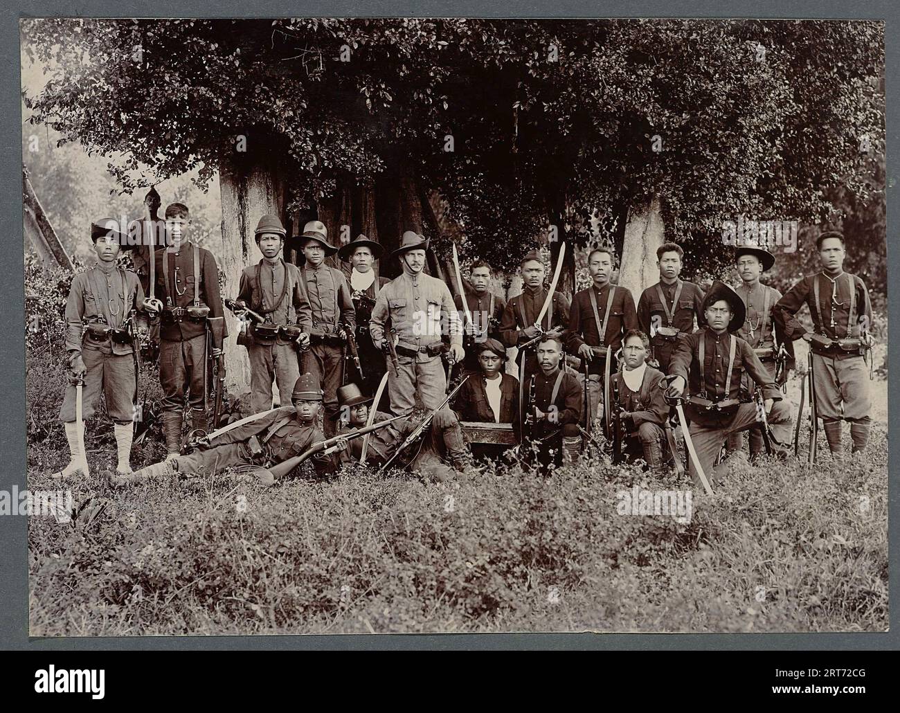 A group of Indonesian KNIL soldiers with a Dutch officer, 1910 ...