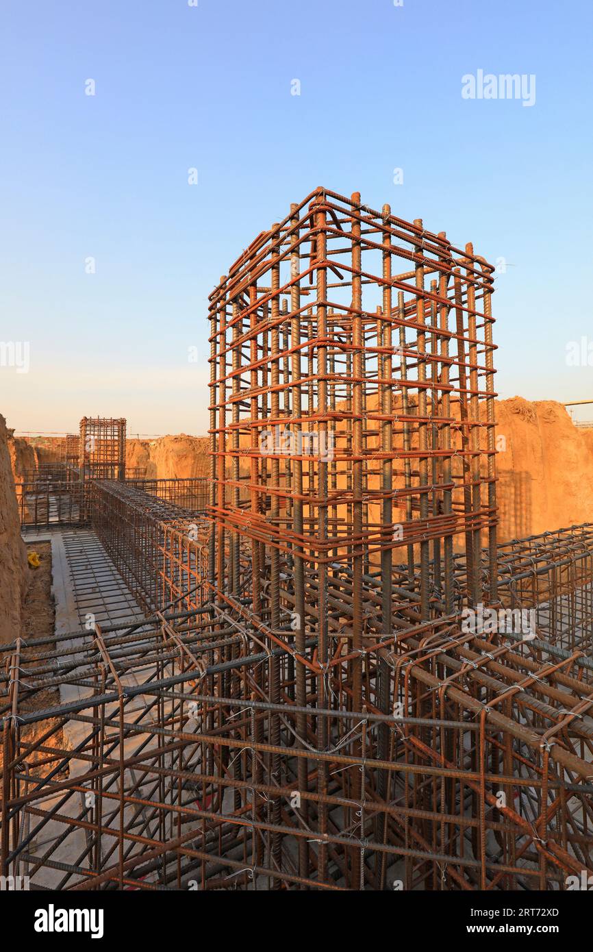 Foundation reinforcement truss of construction site Stock Photo - Alamy