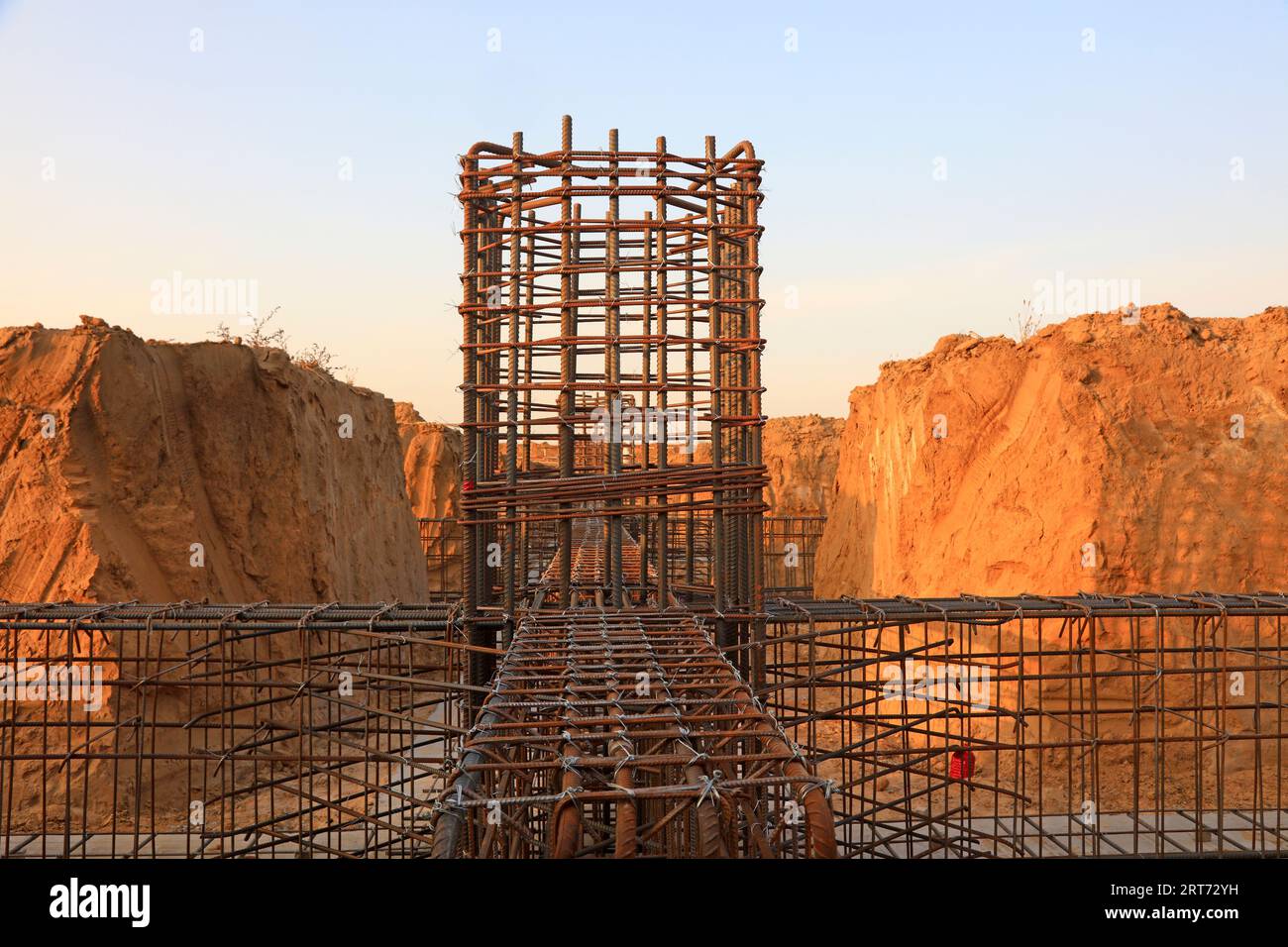 Foundation reinforcement truss of construction site Stock Photo - Alamy