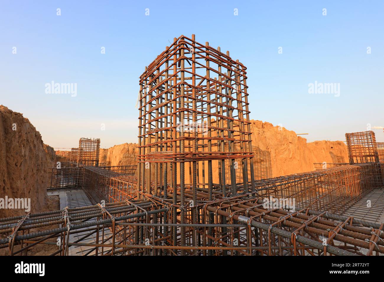 Foundation reinforcement truss of construction site Stock Photo - Alamy