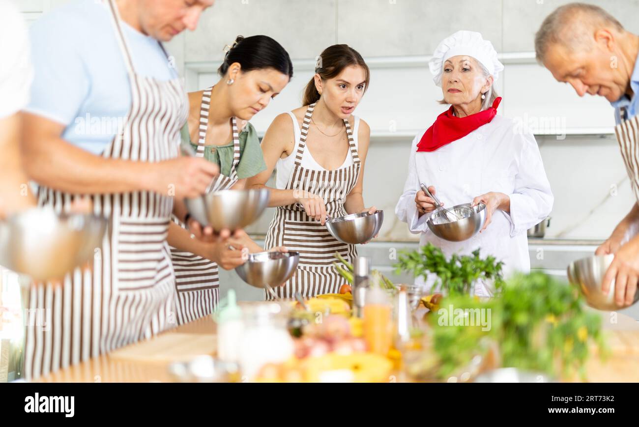 Elderly people cooking class hi-res stock photography and images - Alamy