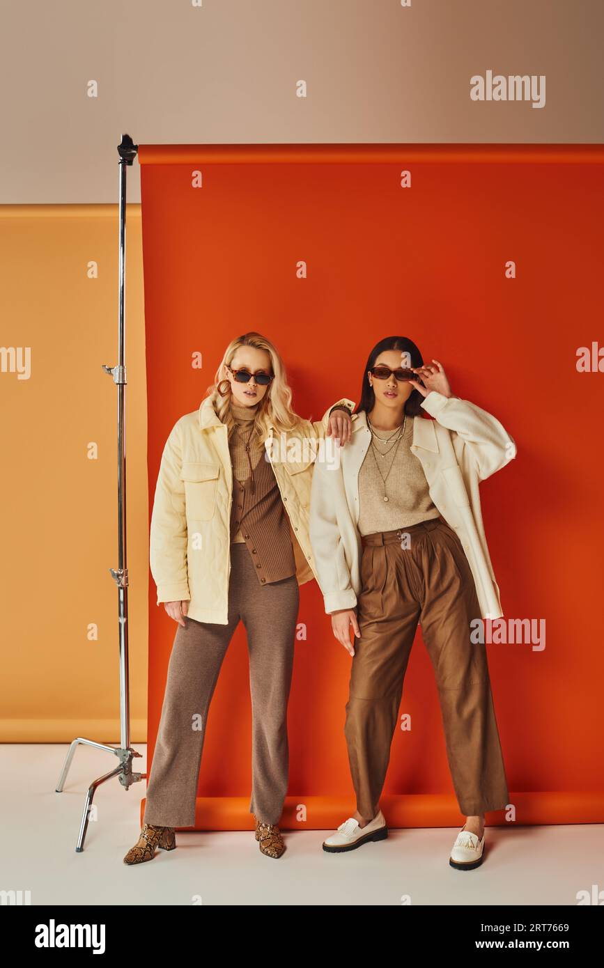 Fashion models chic outfits hi-res stock photography and images - Alamy
