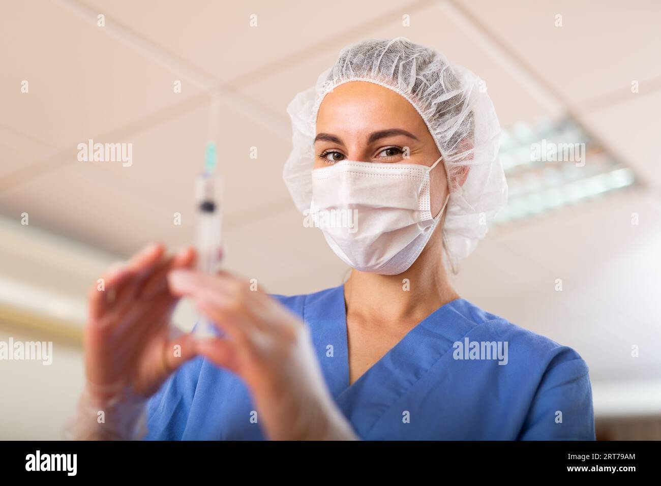 Nurse prepares a syringe for injection Stock Photo - Alamy