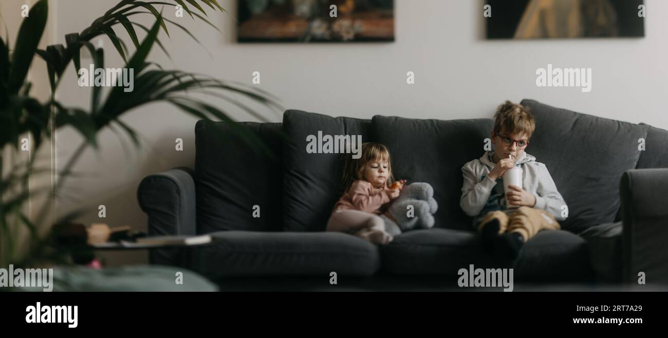 Tv weather girl hi-res stock photography and images - Alamy