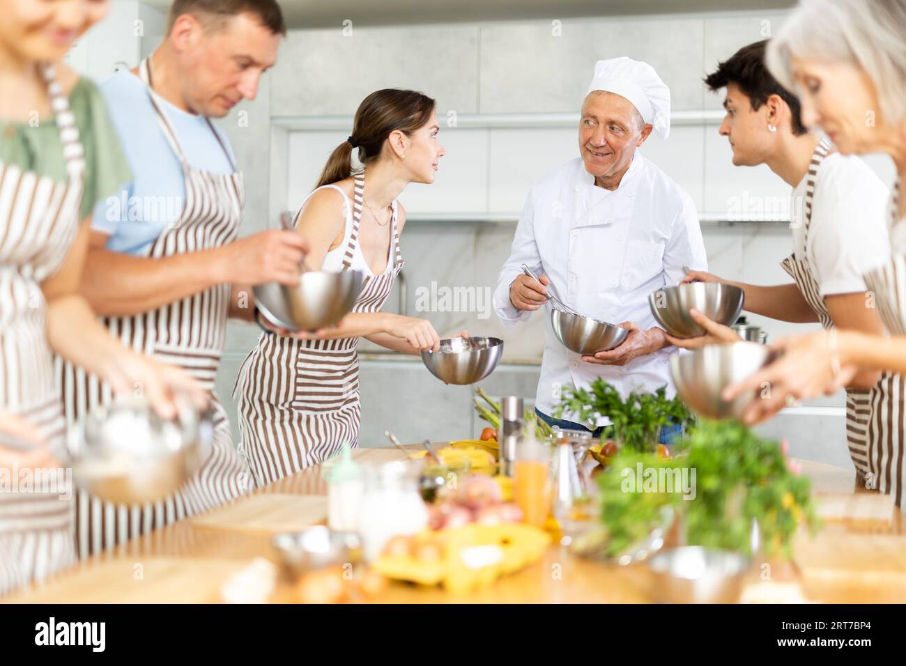 Elderly people cooking class hi-res stock photography and images - Alamy