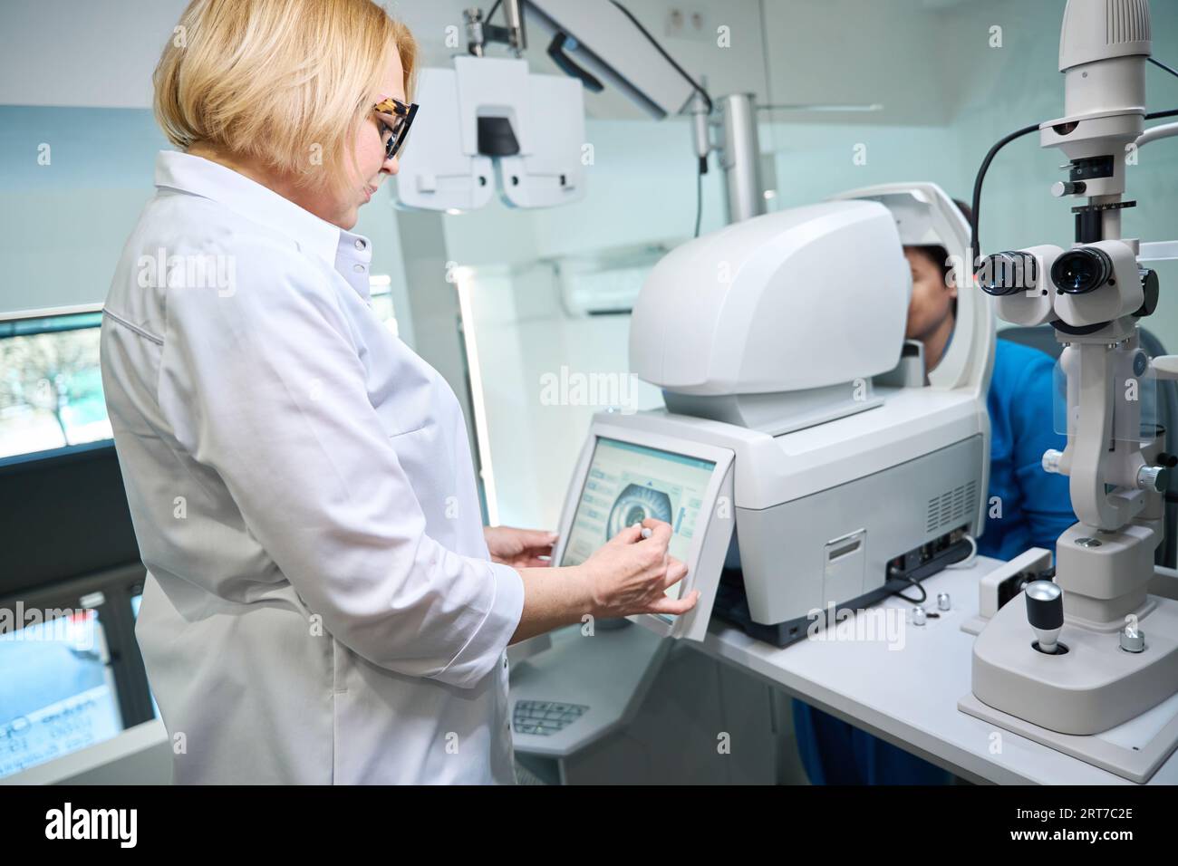 Autorefraction hi-res stock photography and images - Alamy