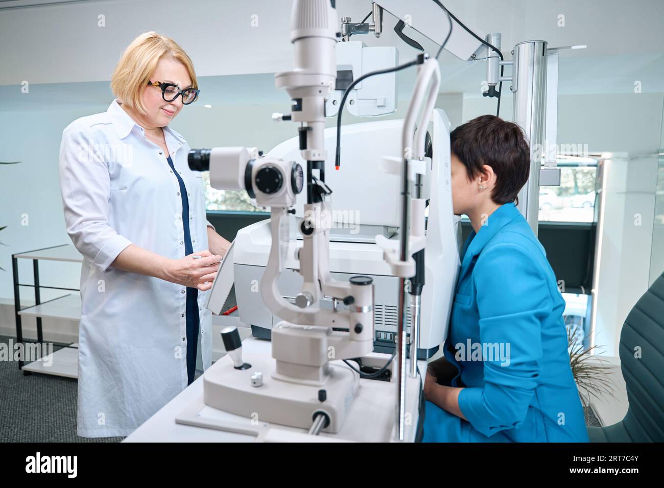 Ophthalmic professional determining patient refractive power with ...