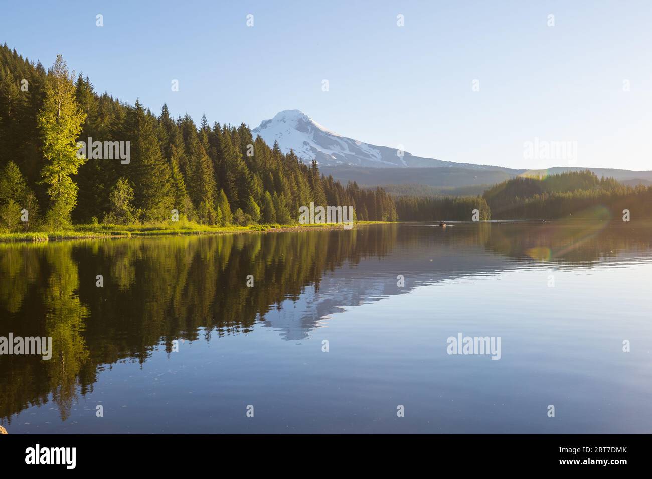 Mount. Hood reflection in Trillium lake, Oregon, USA. Beautiful natural ...