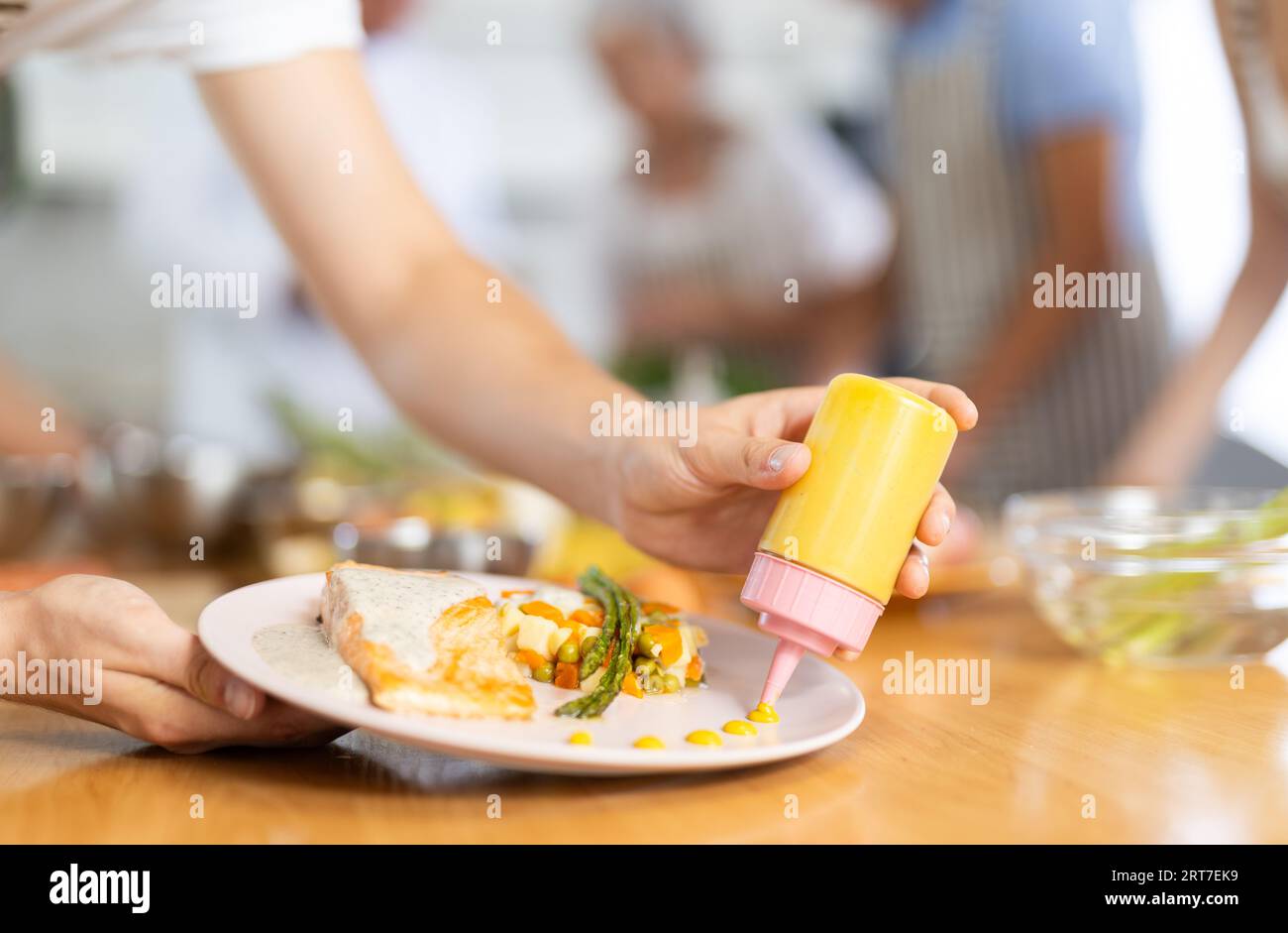 Group of people learning how to cook at master class Stock Photo - Alamy